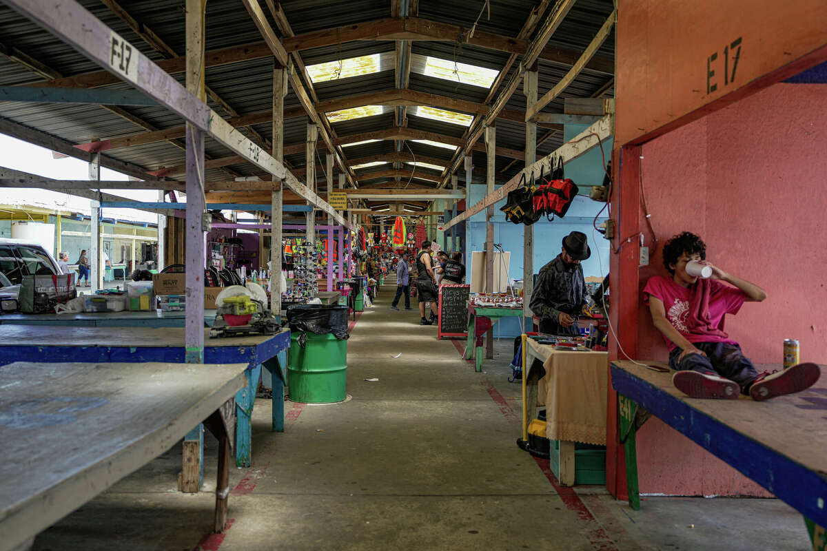 Photographers capture Latino culture at Houston-area flea market
