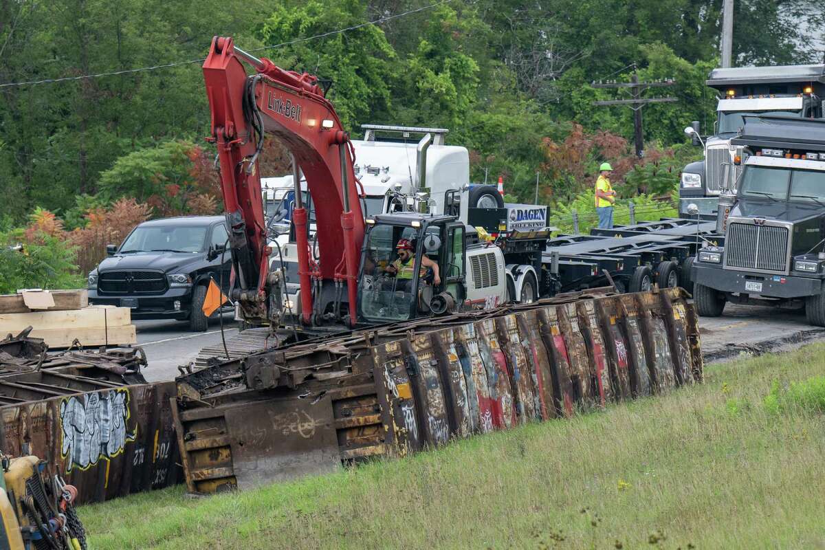 Investigation, cleanup continue following Amsterdam train derailment