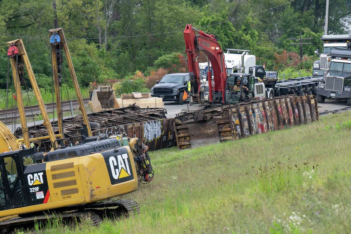 Investigation, cleanup continue following Amsterdam train derailment
