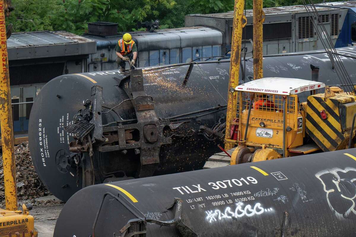 Investigation, cleanup continue following Amsterdam train derailment