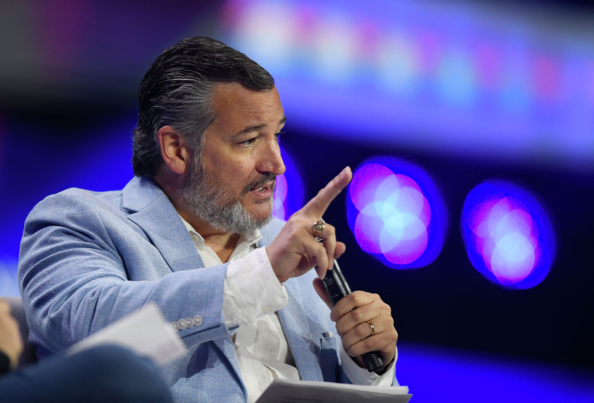 Ted Cruz at odds with Elon Musk, Tesla over car radios