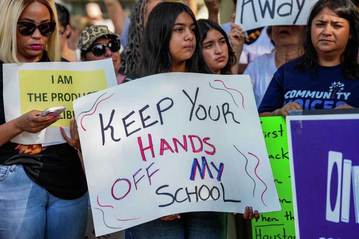 HISD library policy draws intense criticism at large Saturday rally