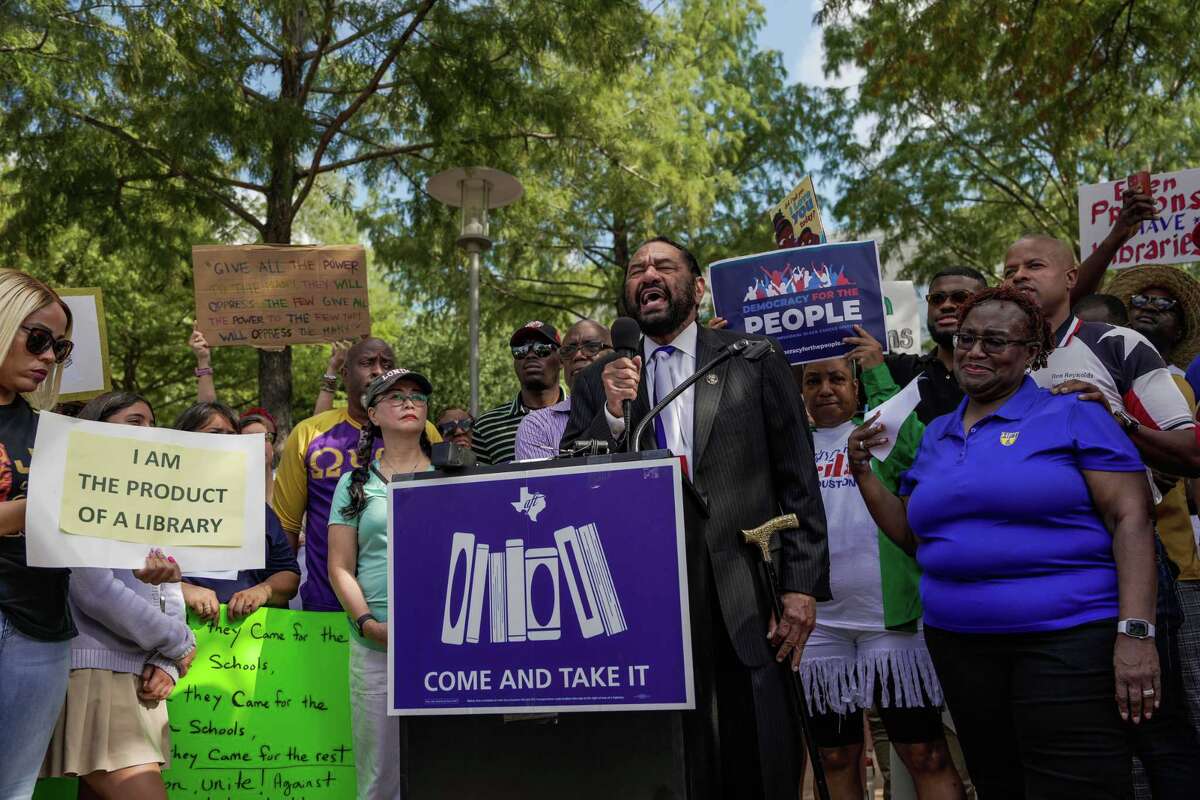 HISD library policy draws intense criticism at large Saturday rally
