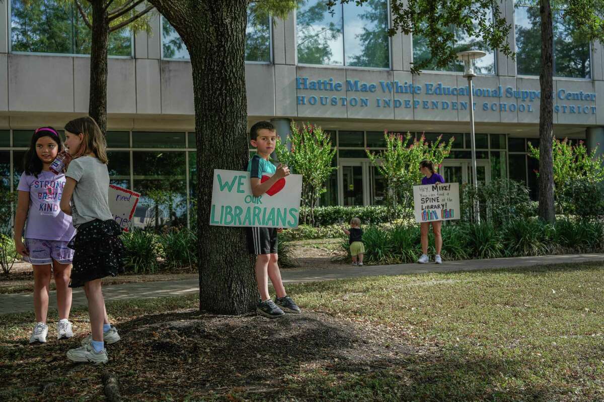 Amid Miles' HISD overhaul, data shows library checkouts boomed in 2022