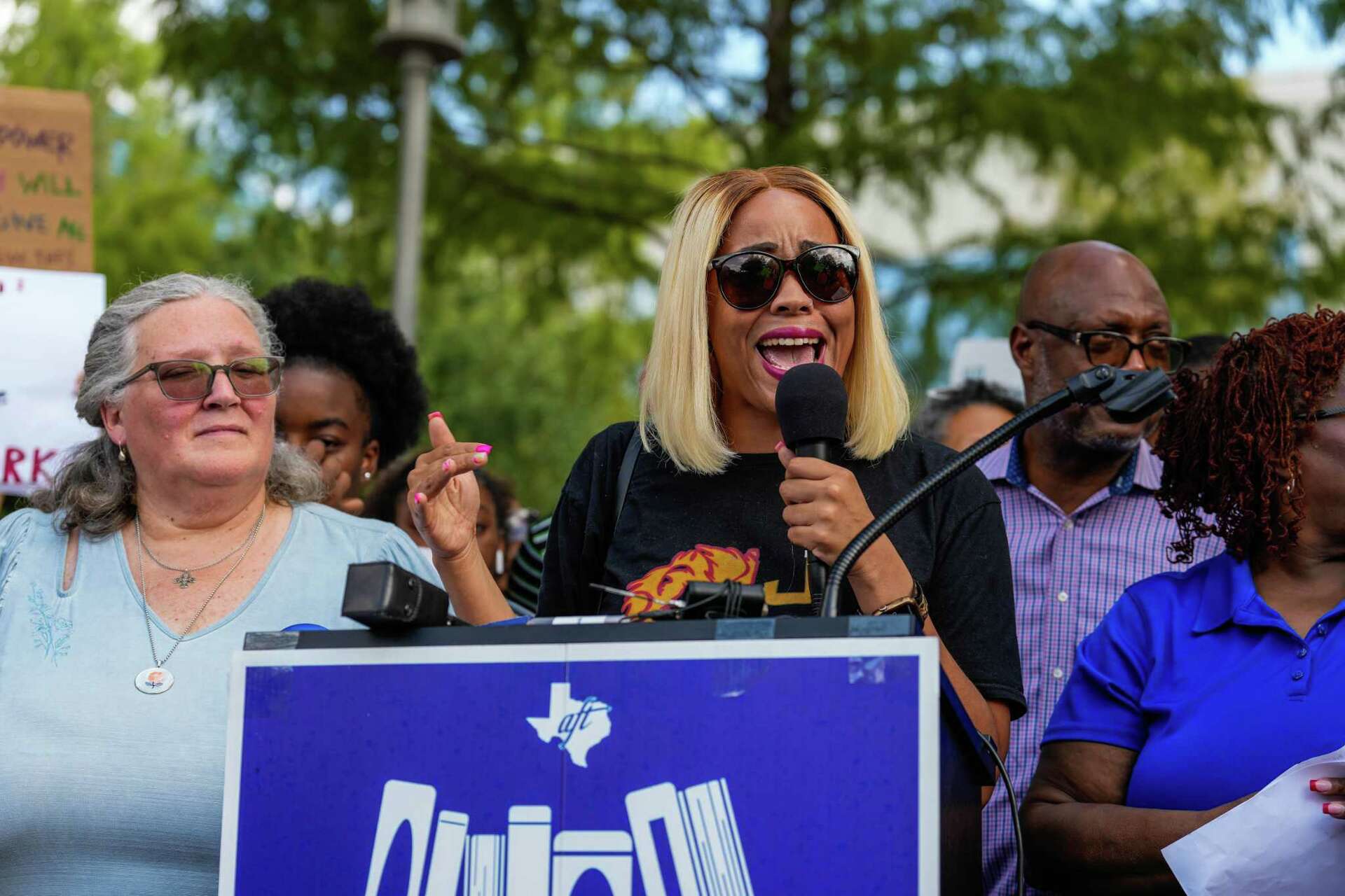 Amid Miles' HISD overhaul, data shows library checkouts boomed in 2022