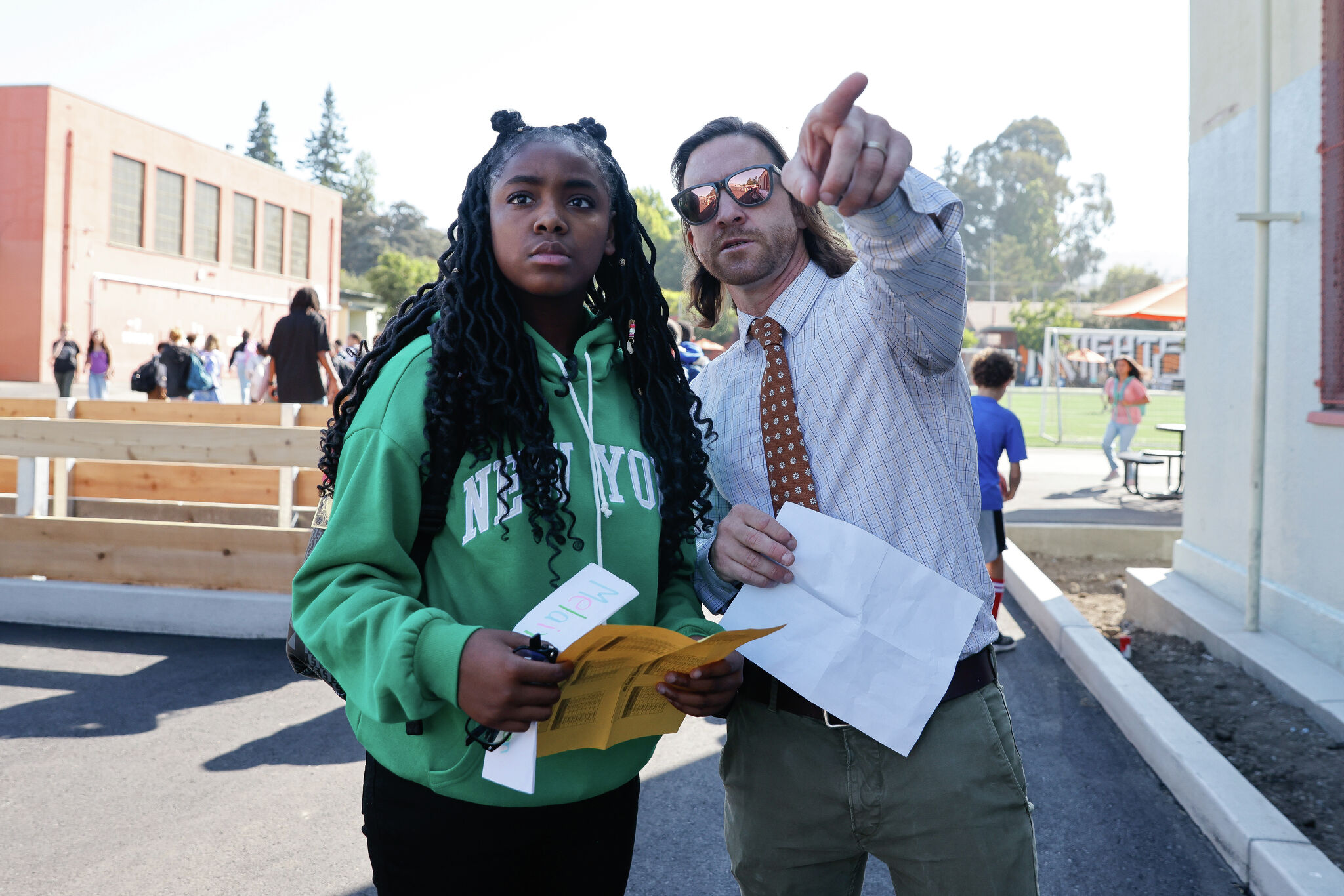 Oakland students return to school as district seeks 60 more teachers