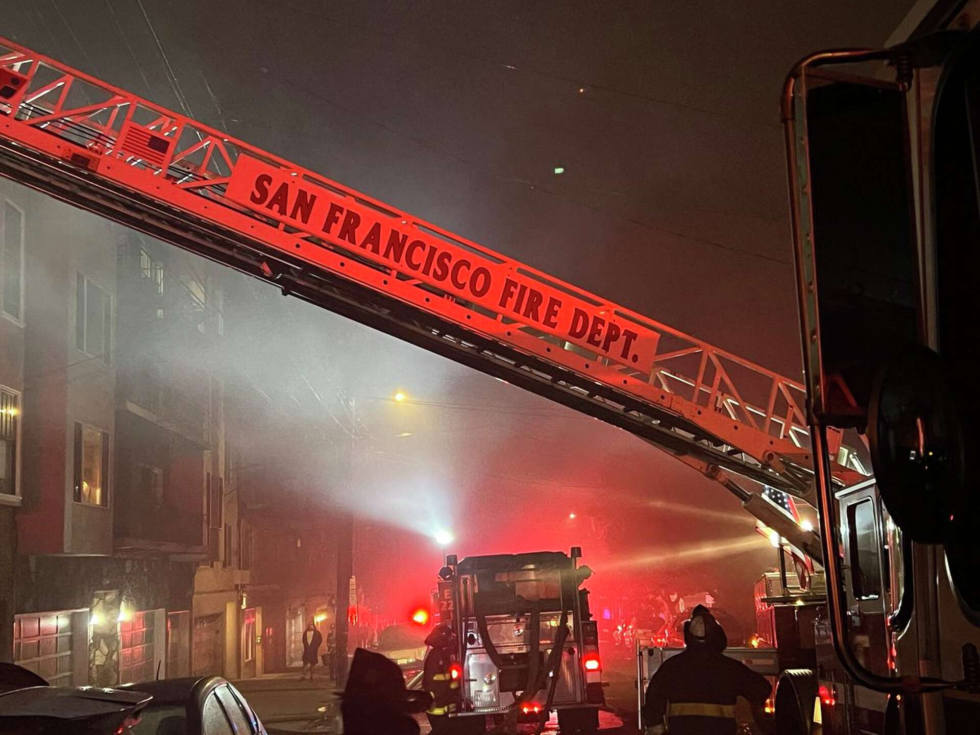 100 firefighters battle 3-structure blaze in SF's Sunset District
