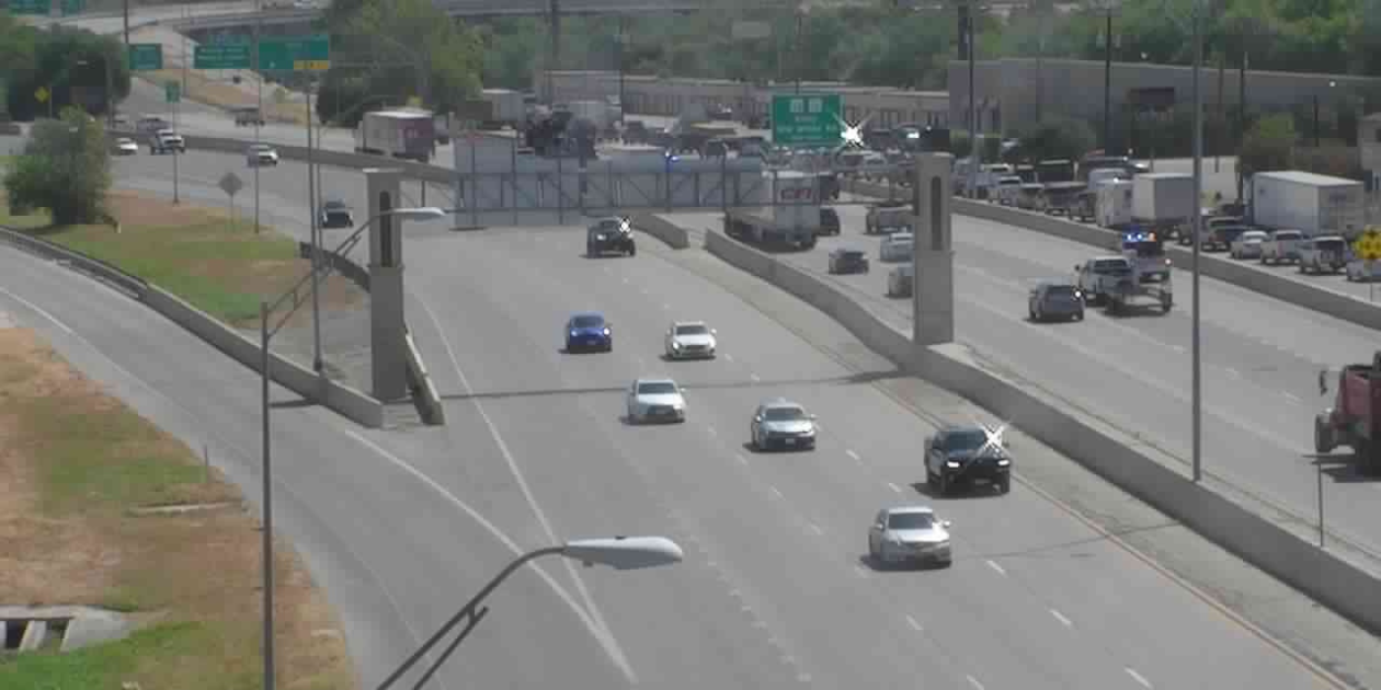 I-35 overhead bridge sign collapses on San Antonio freeway