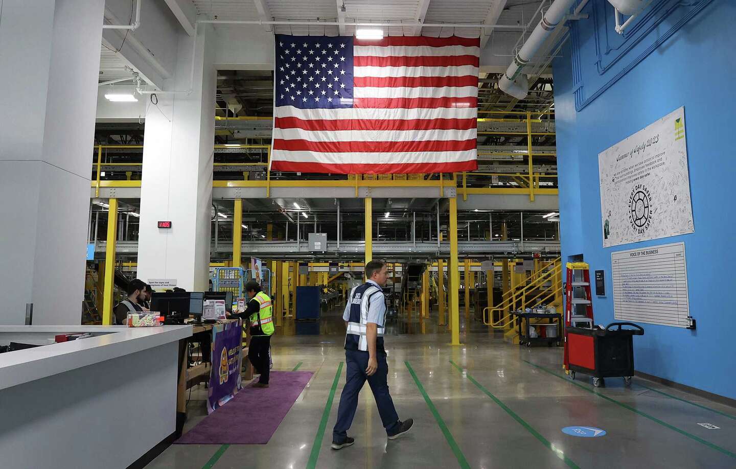 How Amazon’s new fulfillment center is achieving faster delivery