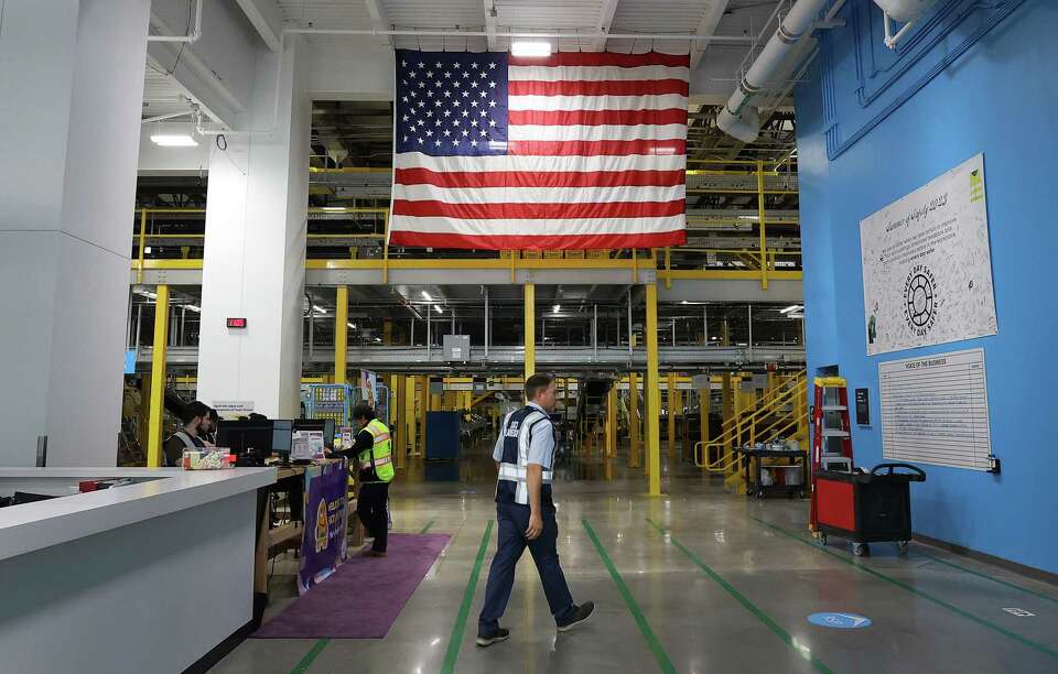 How Amazon’s new fulfillment center is achieving faster delivery