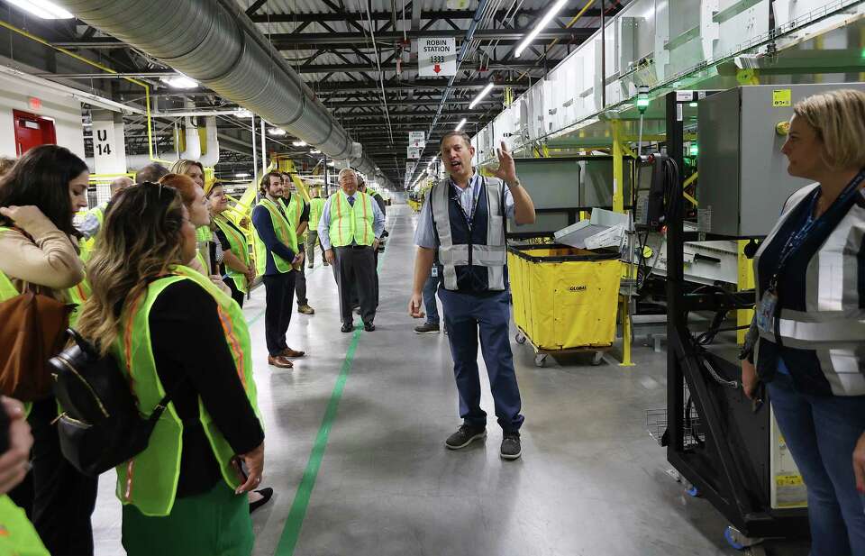 How Amazon’s new fulfillment center is achieving faster delivery