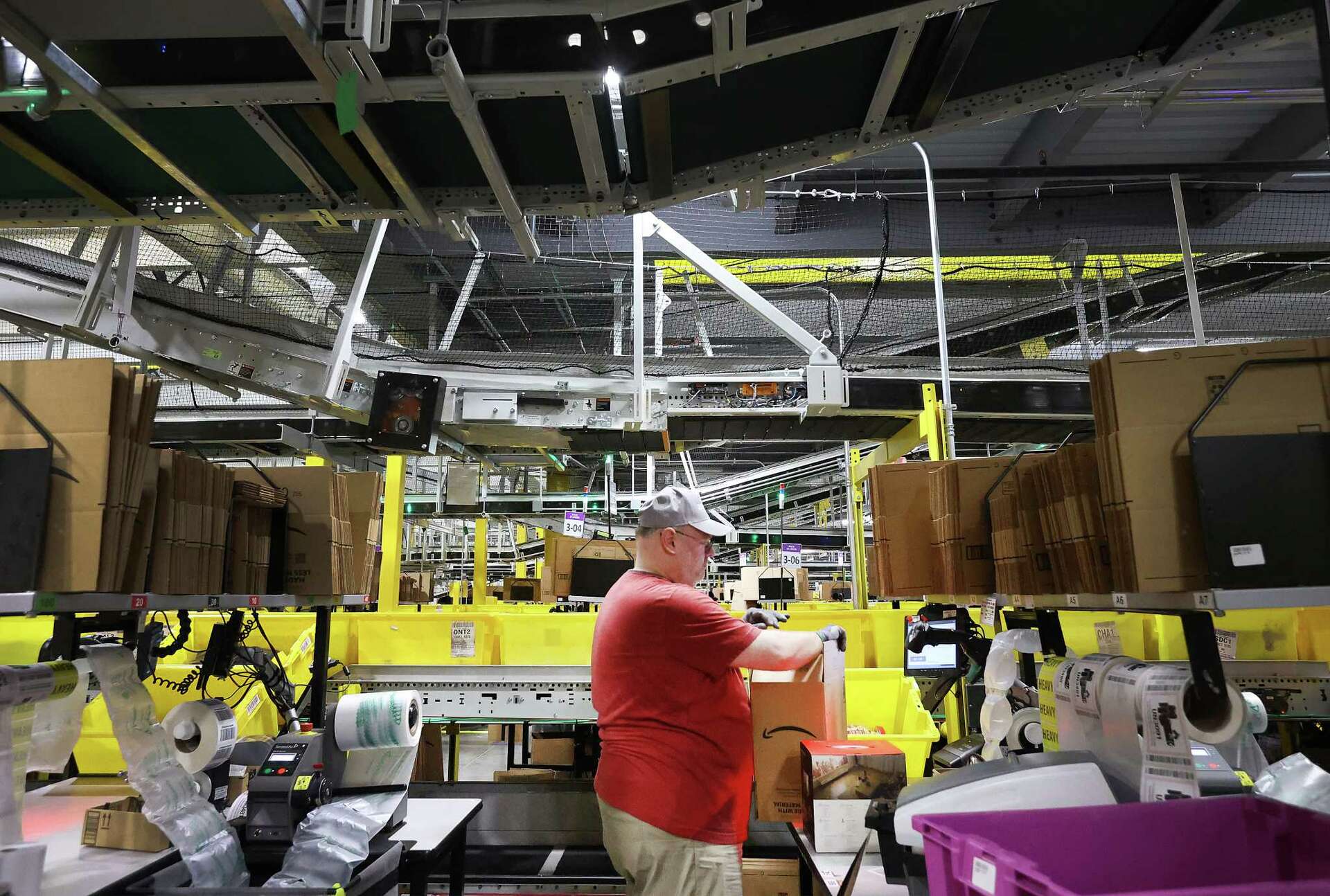 How Amazon’s new fulfillment center is achieving faster delivery