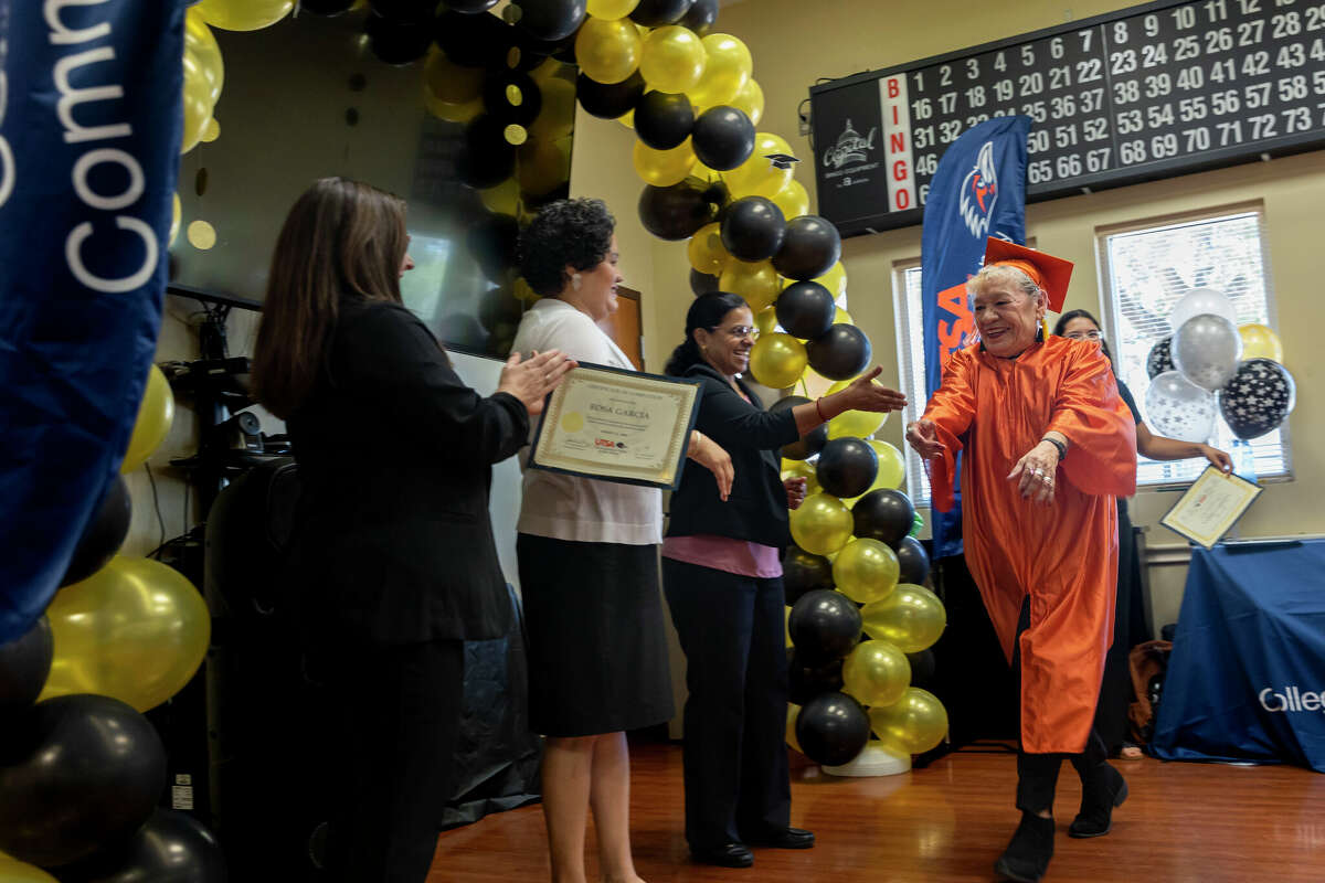 UTSA program teaches older people how to get fit. With an iPad.