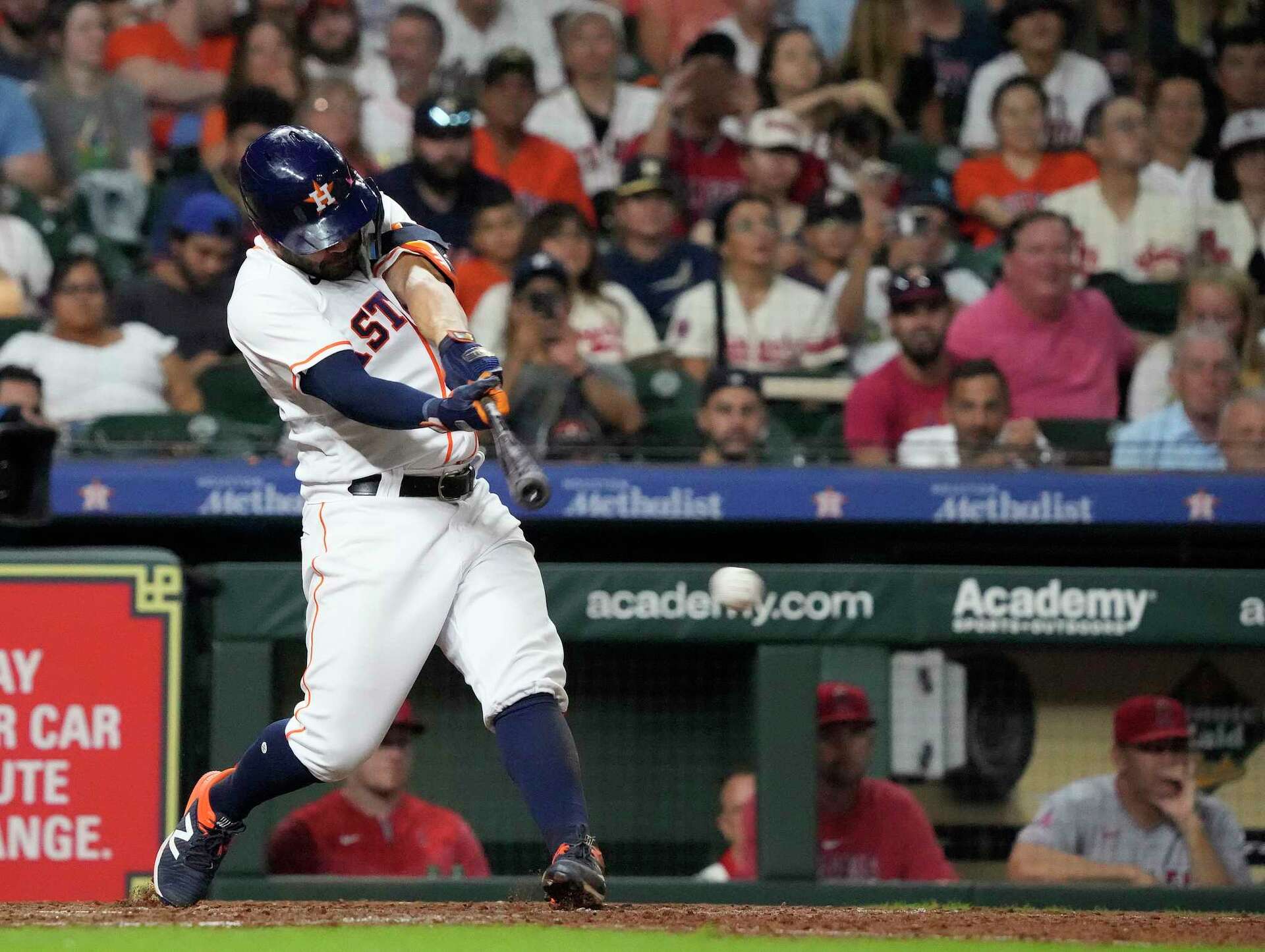 Houston Astros earn blowout win over Los Angeles Angels