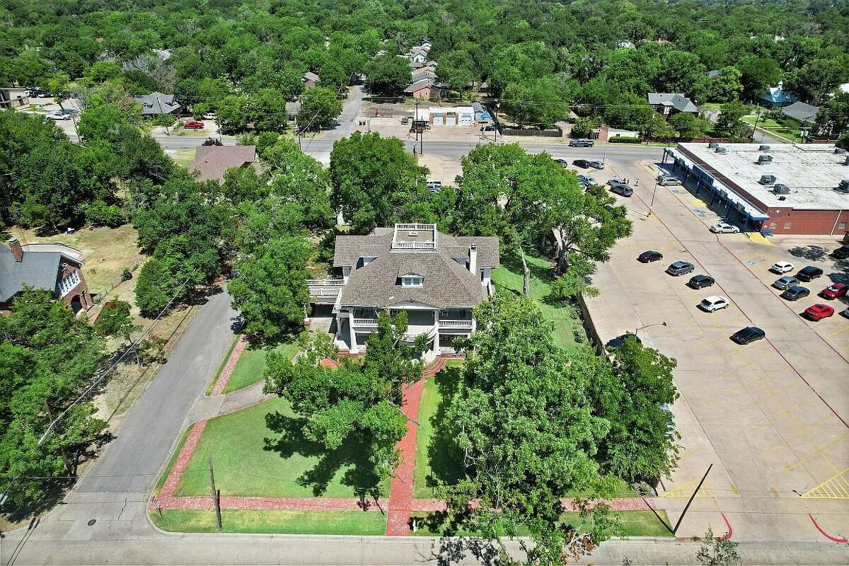 Explore Texas history with this 1890s home for sale in Corsicana