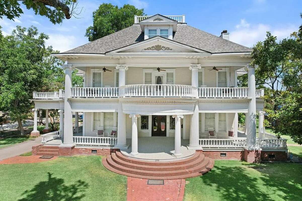 Explore Texas history with this 1890s home for sale in Corsicana