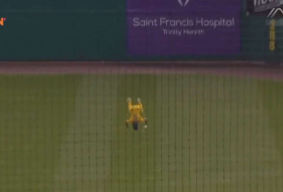 Savannah Bananas' DR Meadows makes backflip catch in Hartford