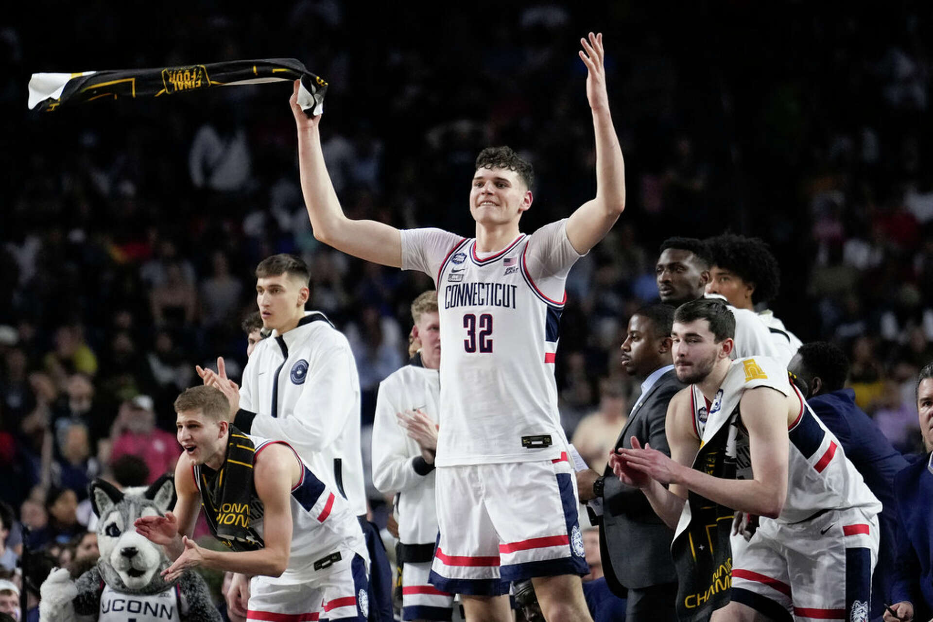 How tall is Donovan Clingan? UConn center is listed at 7-foot-2.