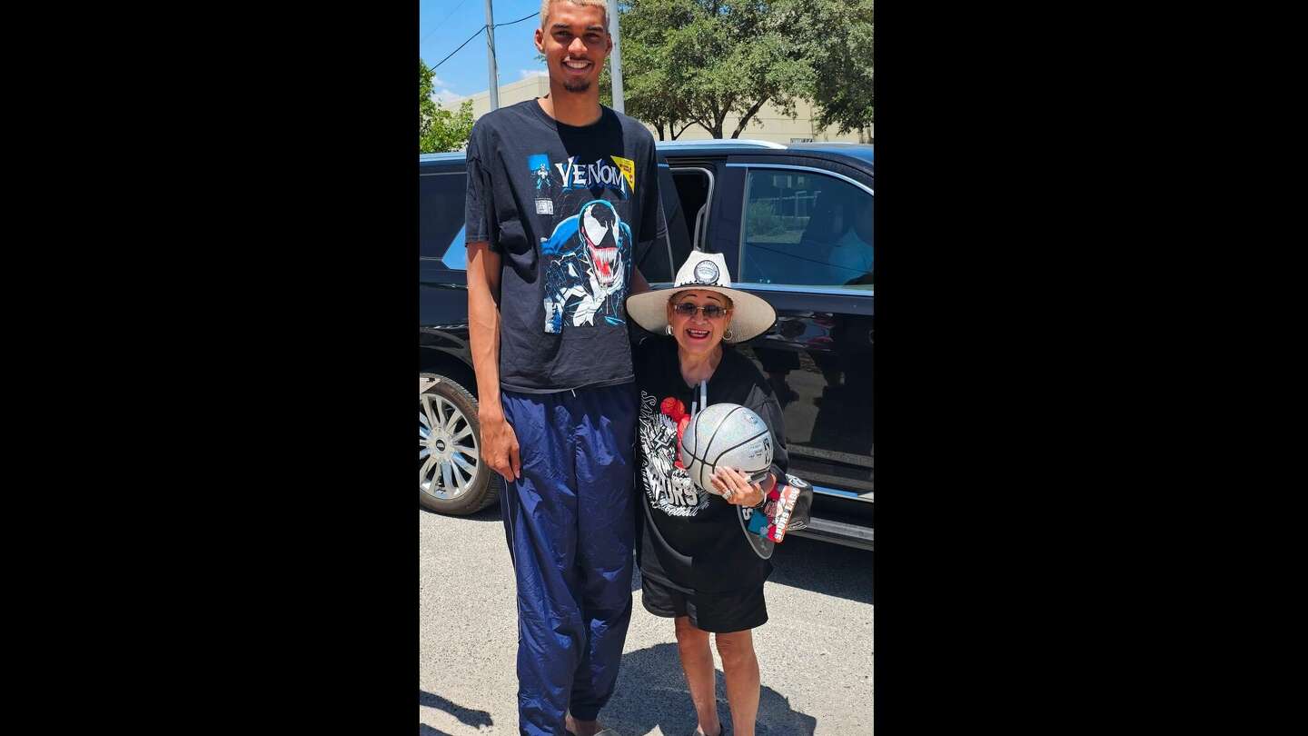 Spurs Lady photo with Victor Wembanyama lights up Instagram feeds