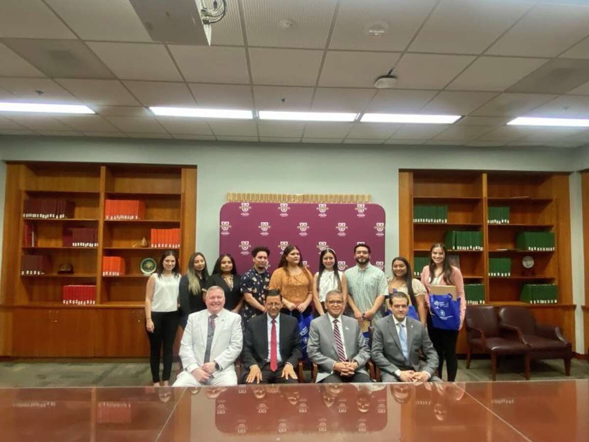 IME-Beca students at TAMIU awarded with laptops