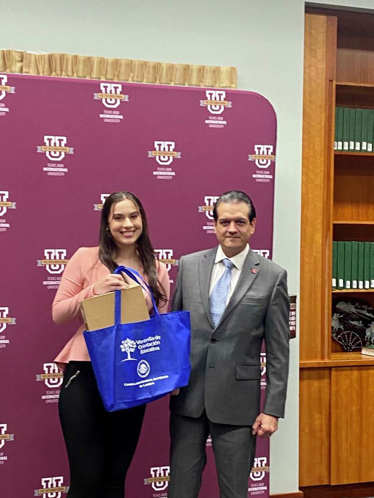 IME-Beca students at TAMIU awarded with laptops