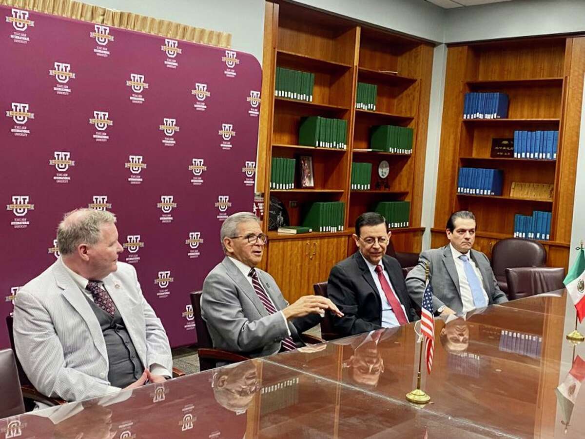 IME-Beca students at TAMIU awarded with laptops