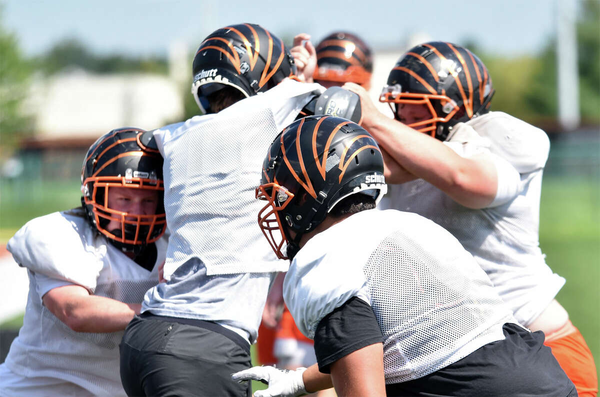 Edwardsville offensive line hungry for wins in 2023