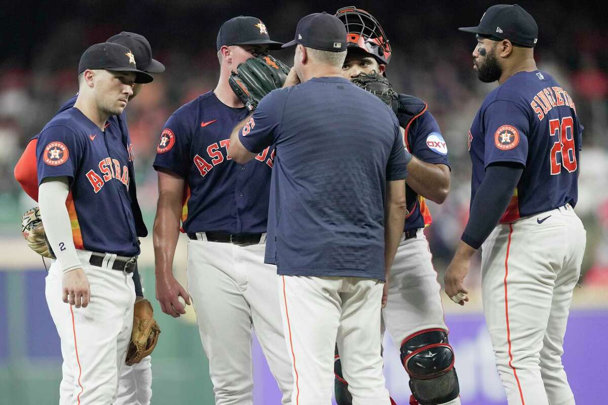 Mariners complete sweep of Astros for first time since 2018