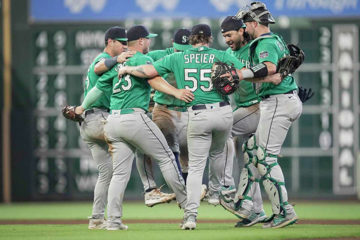 Mariners complete sweep of Astros for first time since 2018
