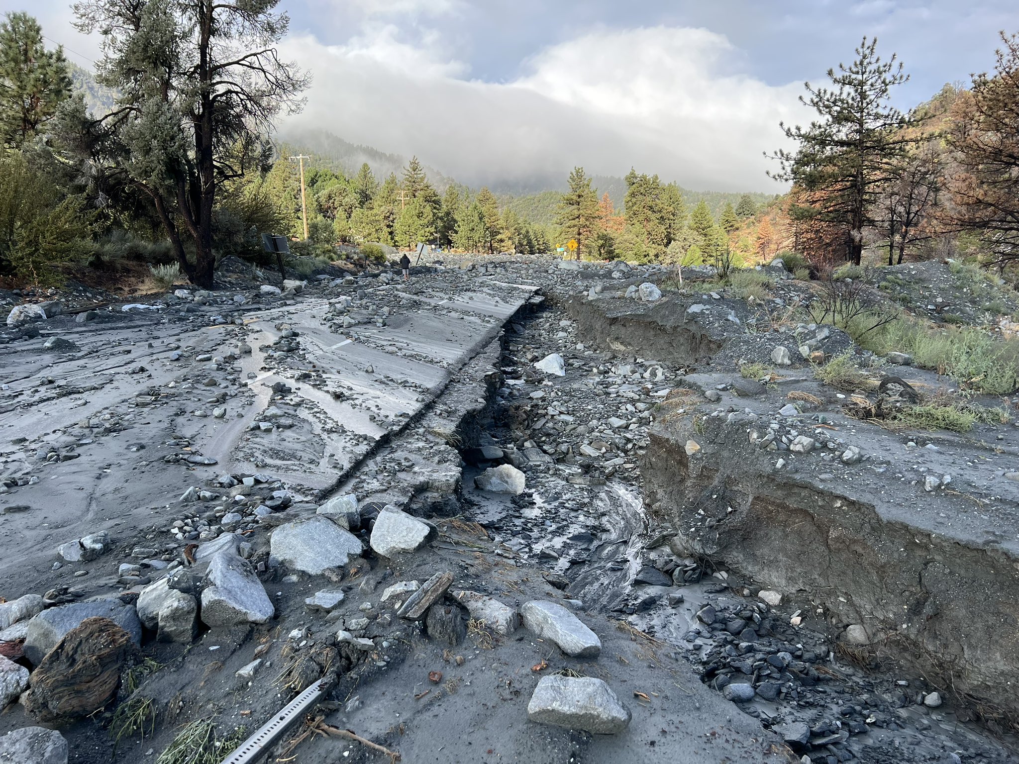 700 Calif. residents, firefighters stranded by huge mudslide