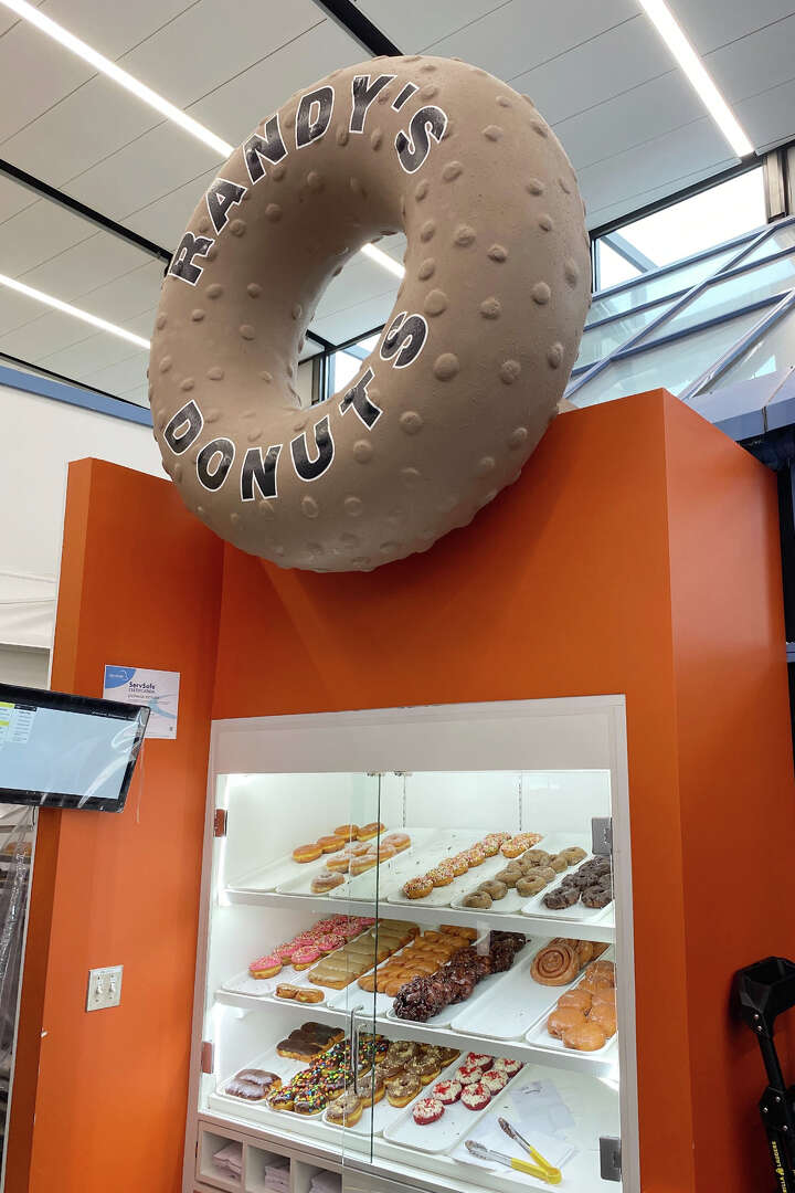 Beloved Randy’s Donuts opens LAX location