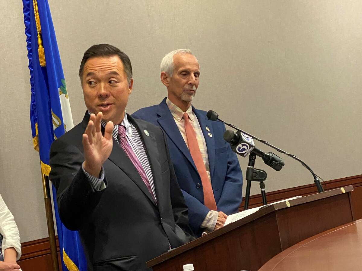 CT officials, United Illuminating square off over electric rate hike