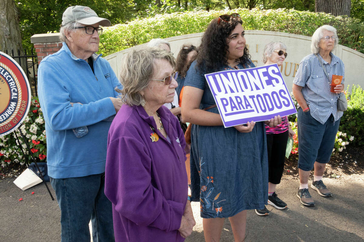 Group pushing for Saratoga backstretch workers to unionize