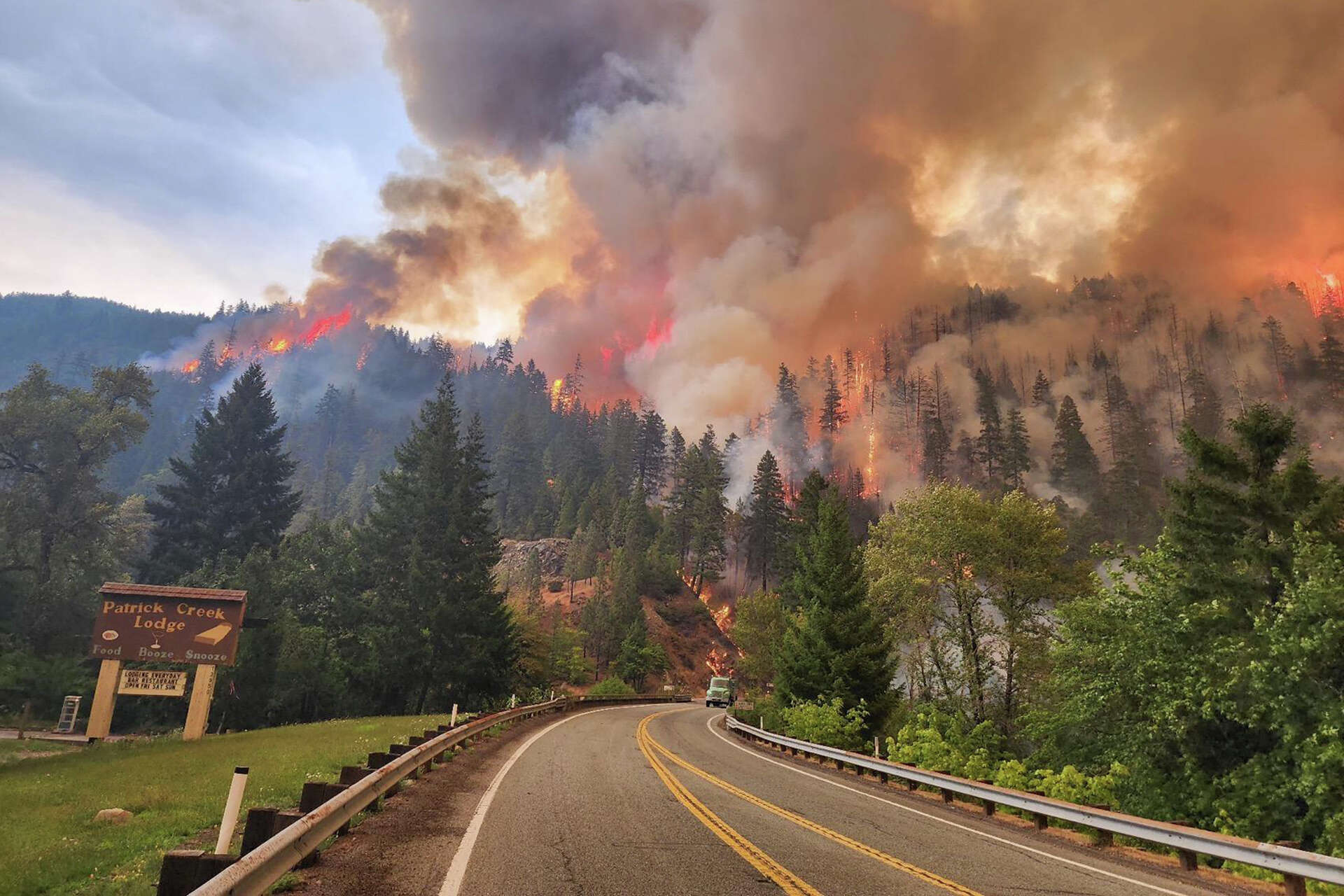 40,000-acre wildfire prompts evacuations near California-Oregon border