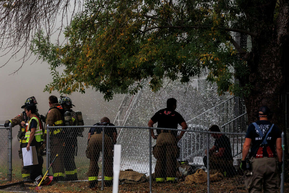 Fire destroys 2 apartment buildings near downtown San Antonio