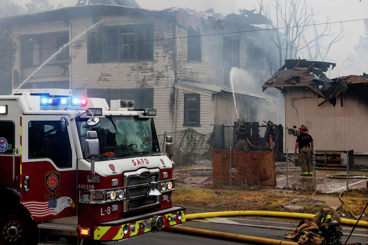 Fire destroys 2 apartment buildings near downtown San Antonio
