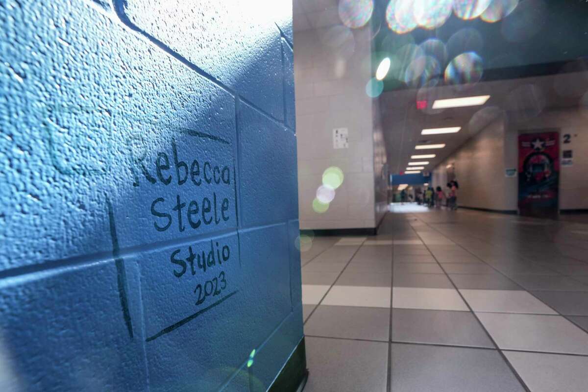 Spring artist paints mural to encourage students at Conroe ISD school