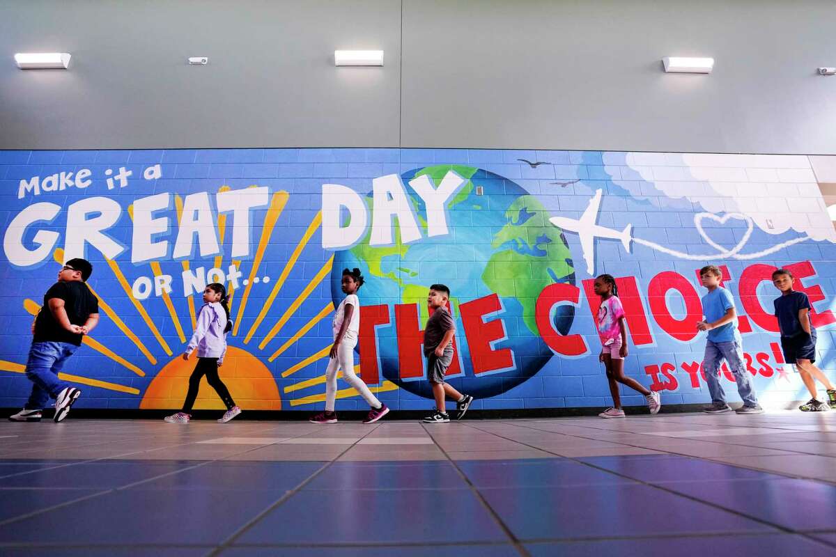 Spring artist paints mural to encourage students at Conroe ISD school