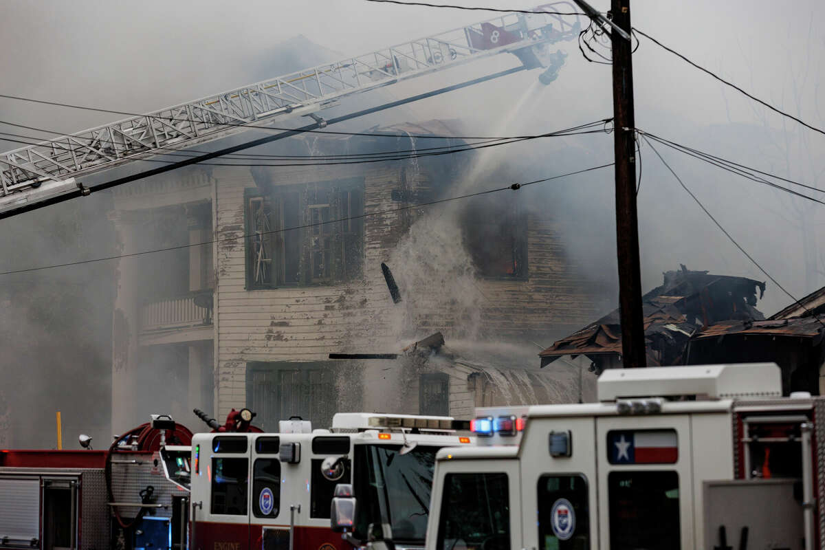 Fire destroys 2 apartment buildings near downtown San Antonio