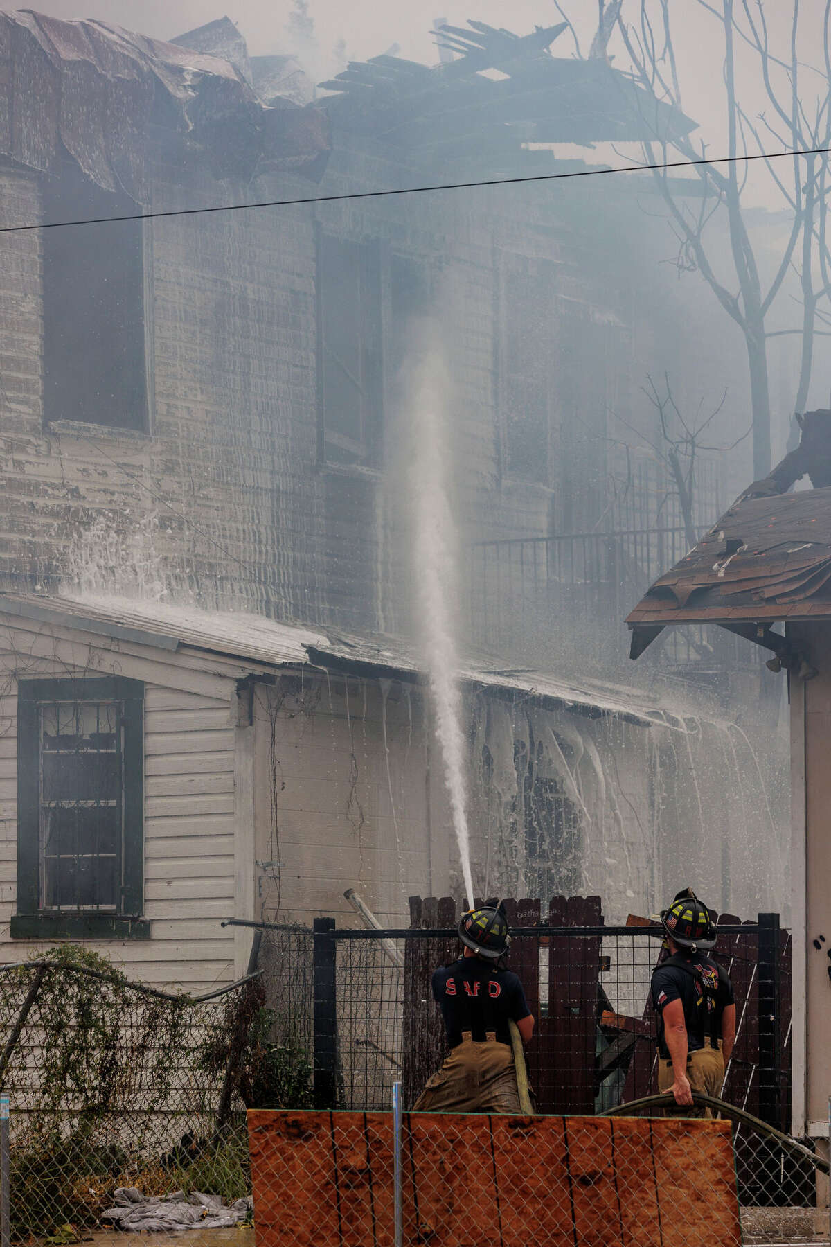 Fire destroys 2 apartment buildings near downtown San Antonio