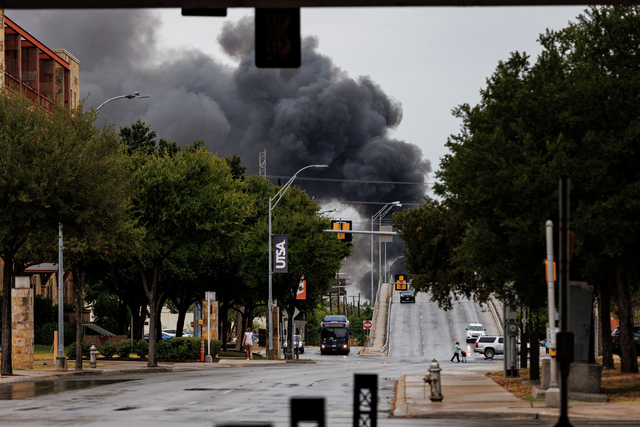 Fire destroys 2 apartment buildings near downtown San Antonio