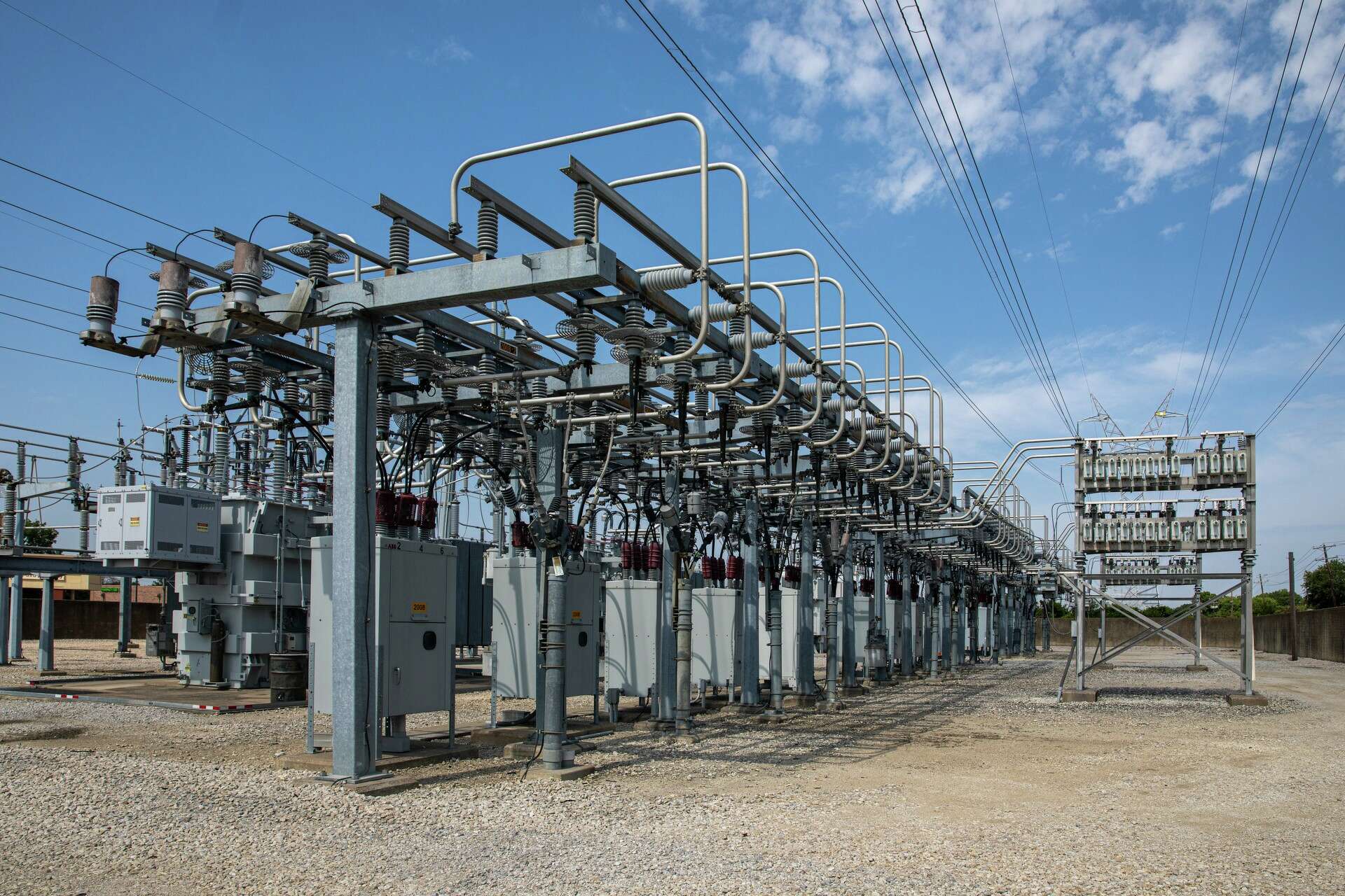 Texans urged to conserve power as grid approaches capacity