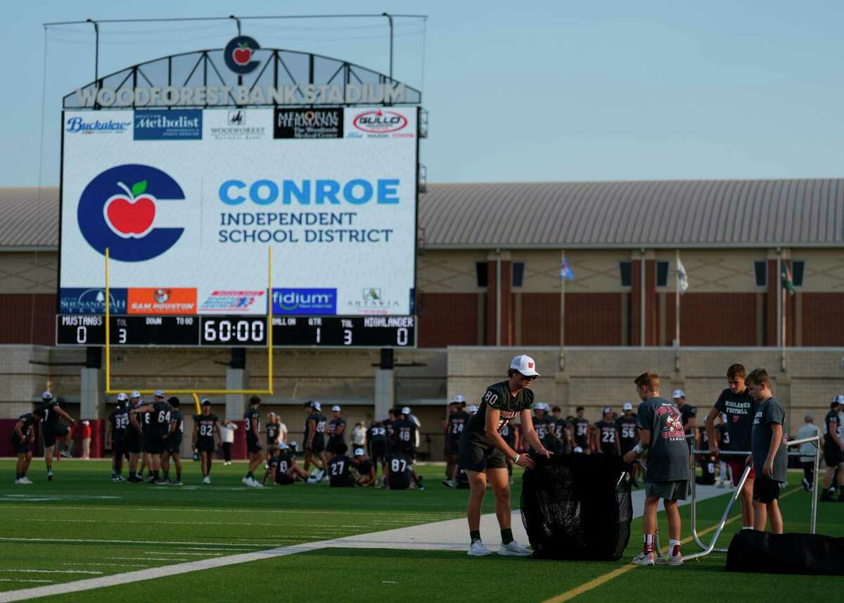 North Shore Mustangs roll past The Woodlands Highlanders