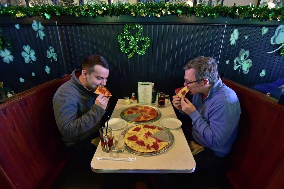 Which CT pizza places does reviewer Dave Portnoy like best?