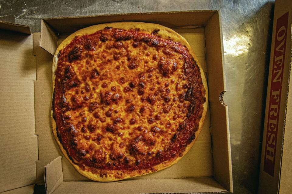 Which CT pizza places does reviewer Dave Portnoy like best?