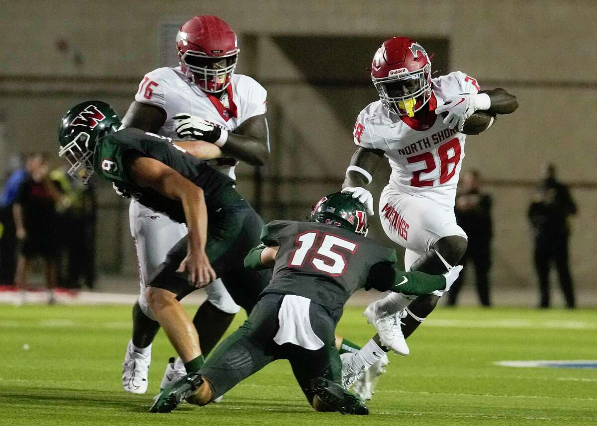 North Shore Mustangs roll past The Woodlands Highlanders