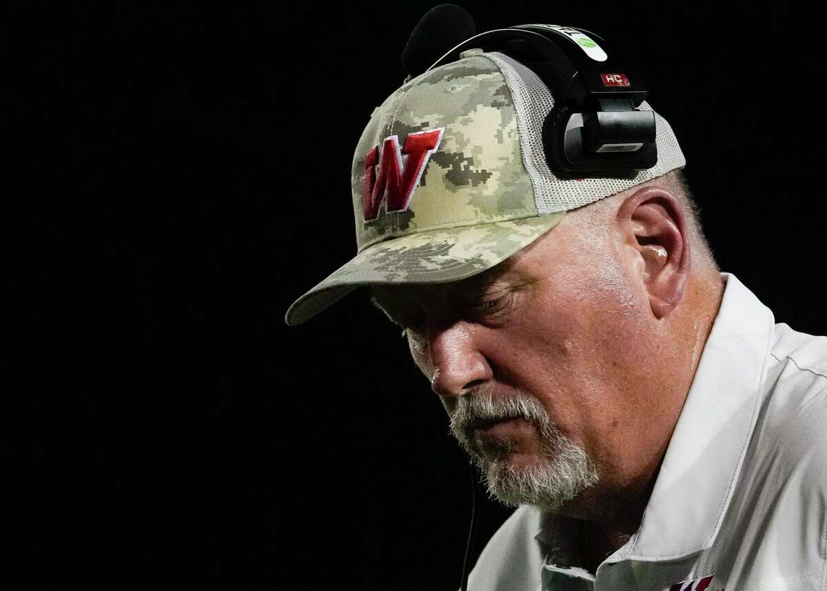 North Shore Mustangs roll past The Woodlands Highlanders