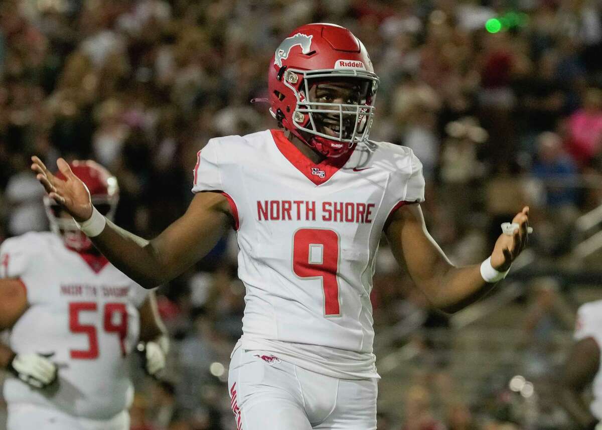 North Shore Mustangs roll past The Woodlands Highlanders