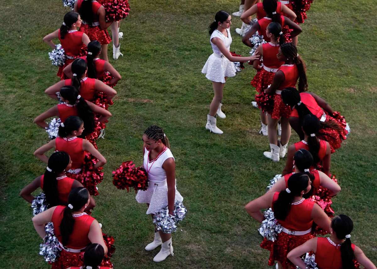 North Shore Mustangs roll past The Woodlands Highlanders