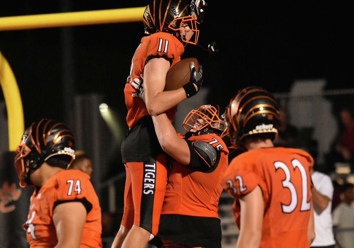 Edwardsville scores late to give Pickering first win